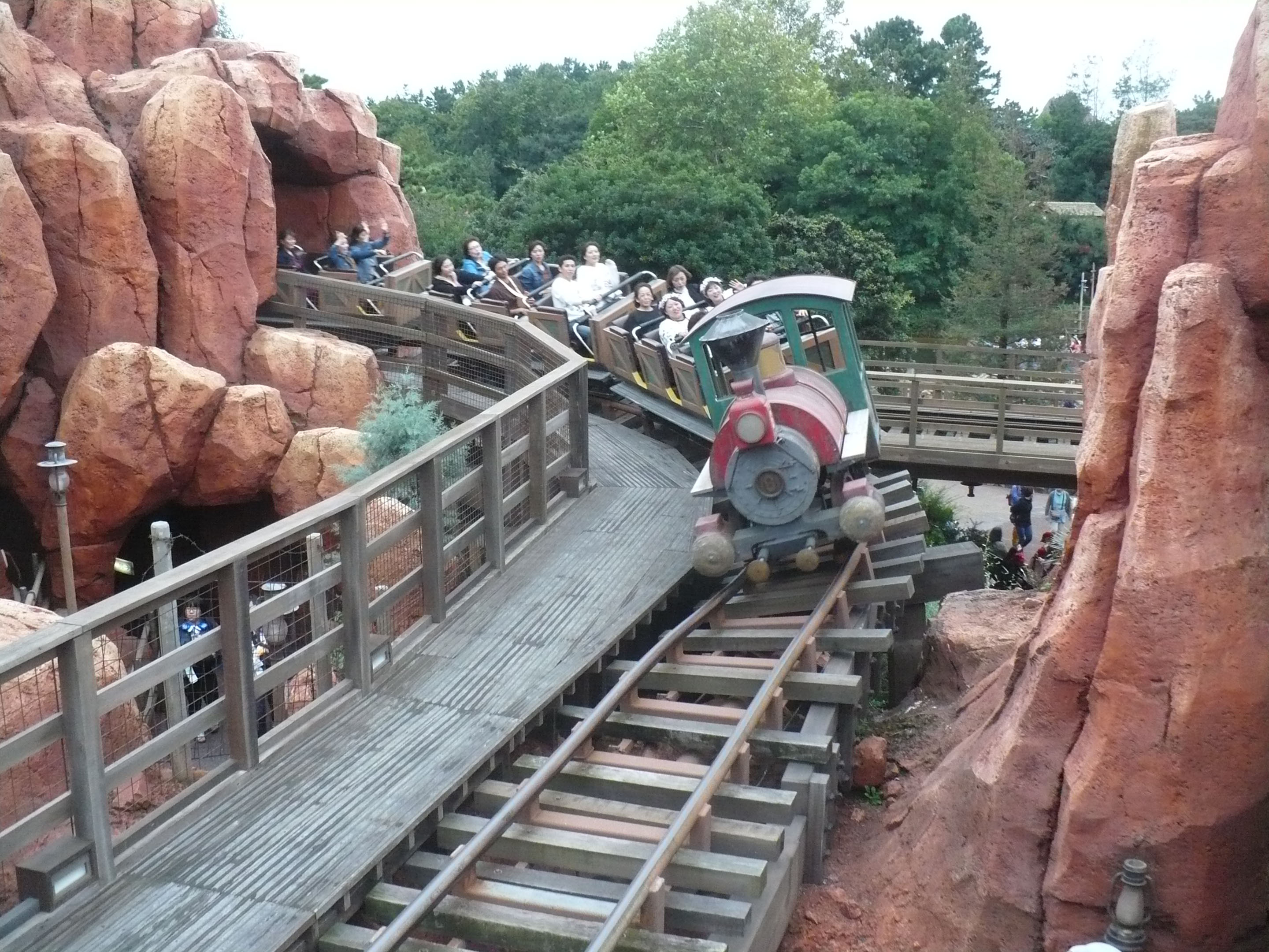 도쿄 디즈니 리조트, 2024년에 2개 어트랙션 장기 운휴 - 테마파크 버프 Theme Park Buff